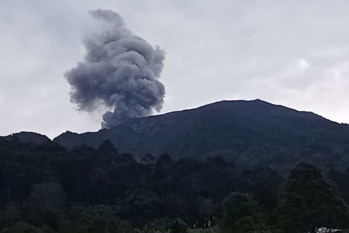 Marapi Meletus Lagi Pagi Ini, Semburkan Abu Setinggi 350 Meter