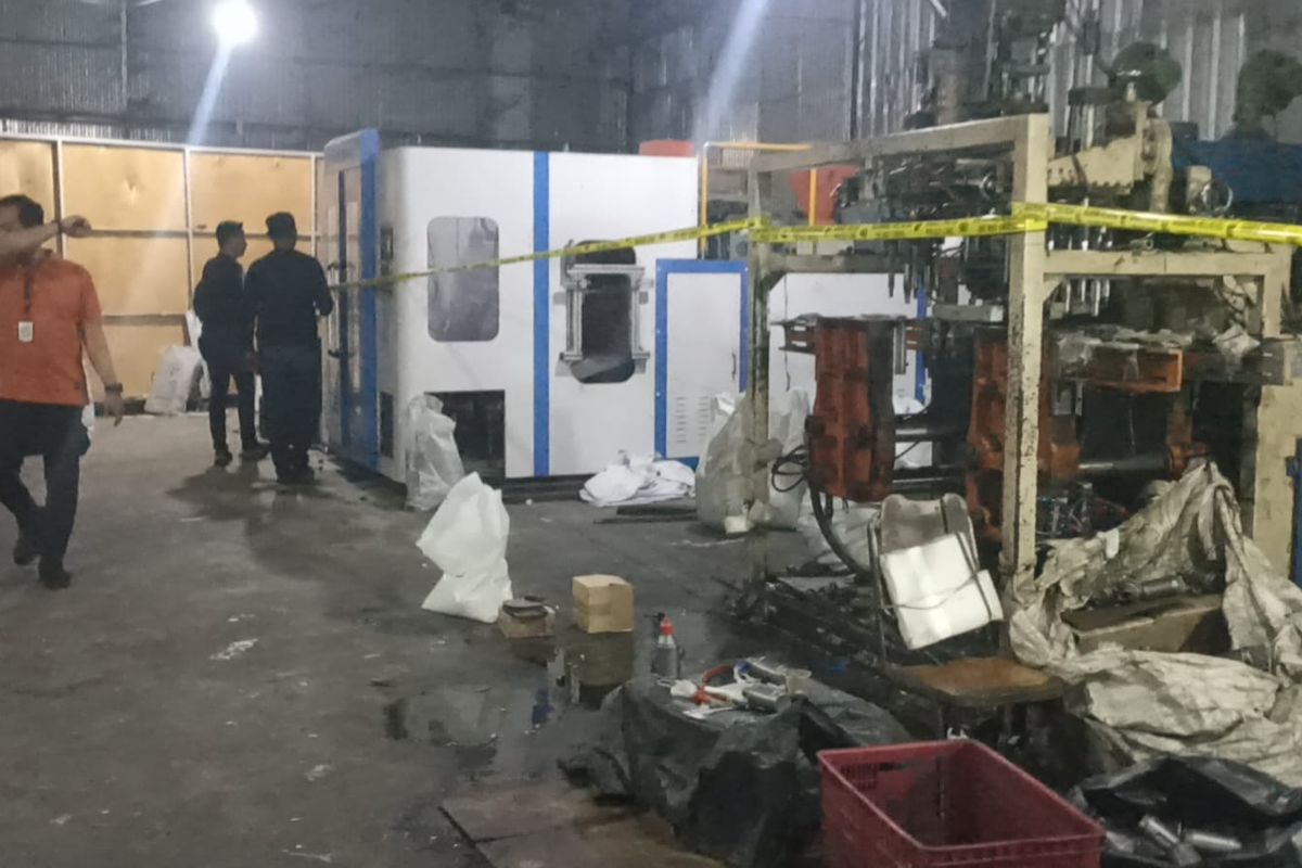 Polisi Gerebek Pabrik Oli Palsu di Tangerang, 8 Orang Ditangkap