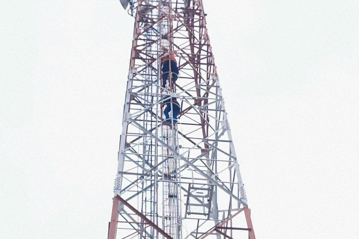Diancam Cerai Istri, Pria di Bandar Lampung Nekat Panjat Tower Sinyal ...