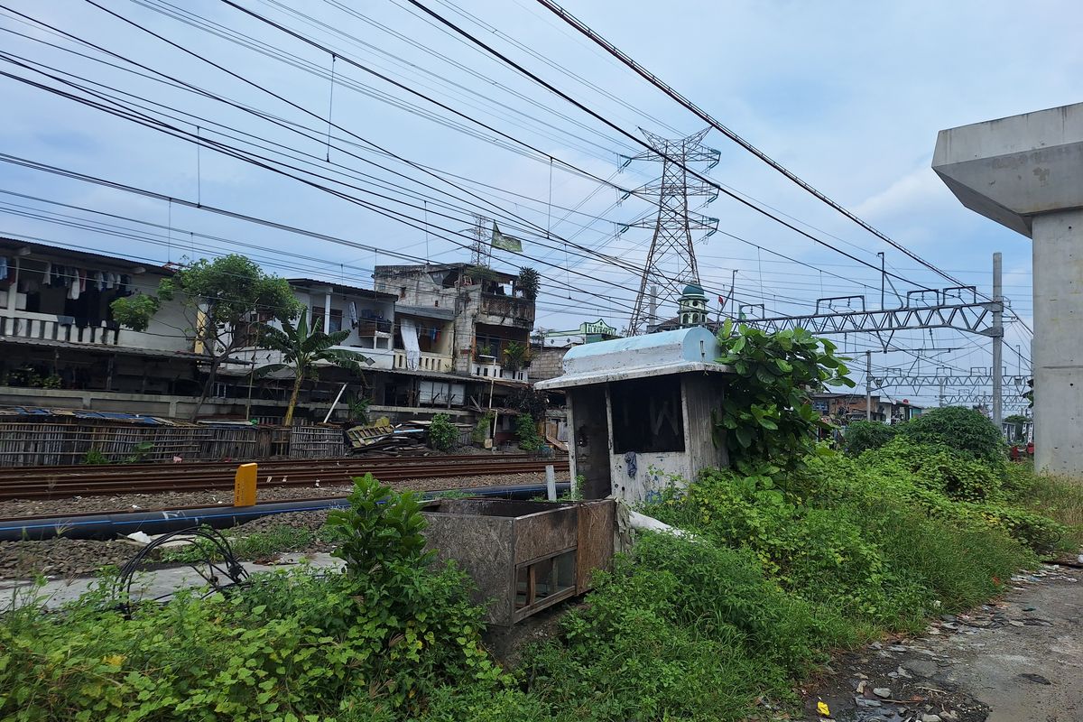 Pagar Pembatas Rel Kereta di Dekat JIS Raib Dicuri
