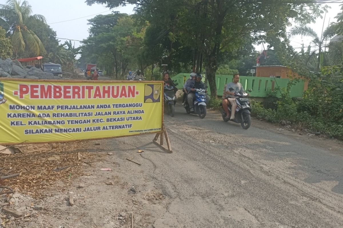 Jalan Raya Alinda di Bekasi Rusak Parah, Dipenuhi Lubang dan Retakan