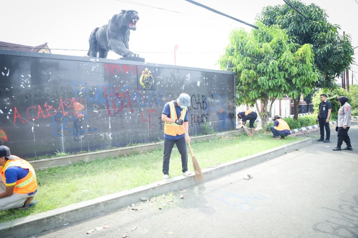 Pasca-ricuh Demo, Polres Karawang Benahi Pagar Rusak dan Bersih-bersih