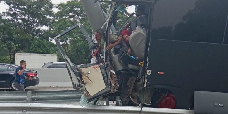 Kecelakaan Bus Brimob di Exit Tol Purwodadi, Sopir Tewas dan Siswa Luka-luka