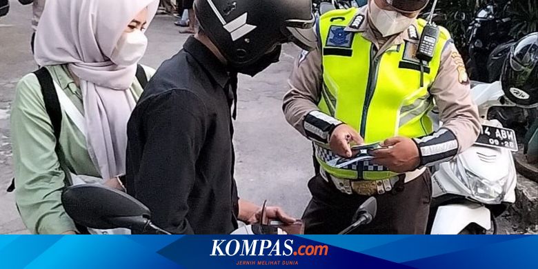Ingat Penumpang Ojol Tidak Kebal Tilang, Wajib Pakai Helm