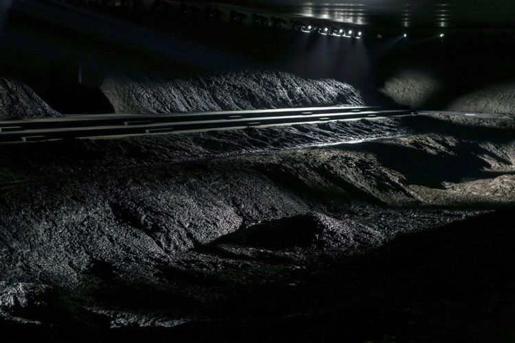 Unik, Begini Tampilan "Runway Fashion Show" yang Terbuat dari Lumpur