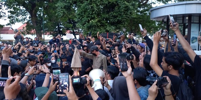 Berita Harian Mahasiswa-ugm-bakar-jas-almamater-saat-demo Terbaru Hari ...