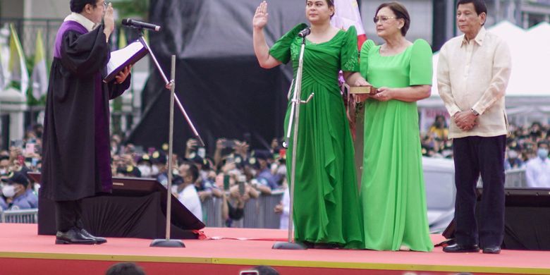 Philippines: Sara Duterte Sworn in as Vice President after Emphatic ...