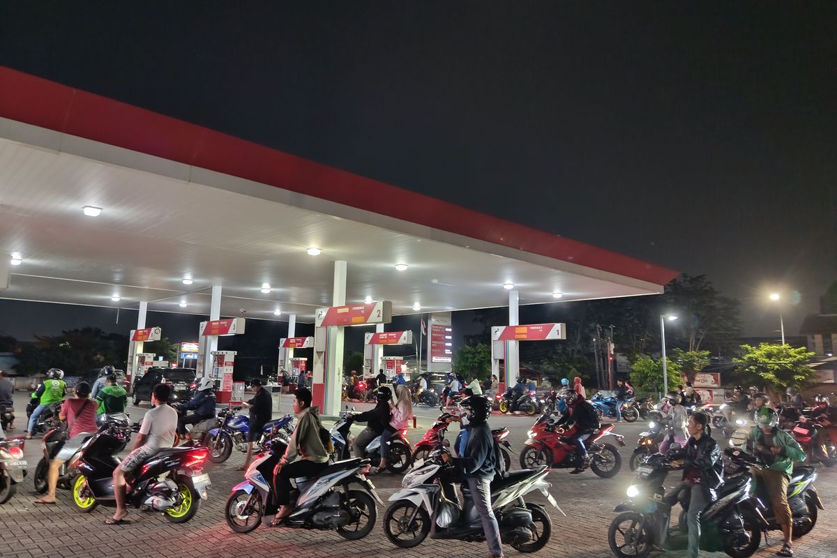 Isu Kenaikan BBM Bikin Antrean Panjang di SPBU RA Kartini Bekasi