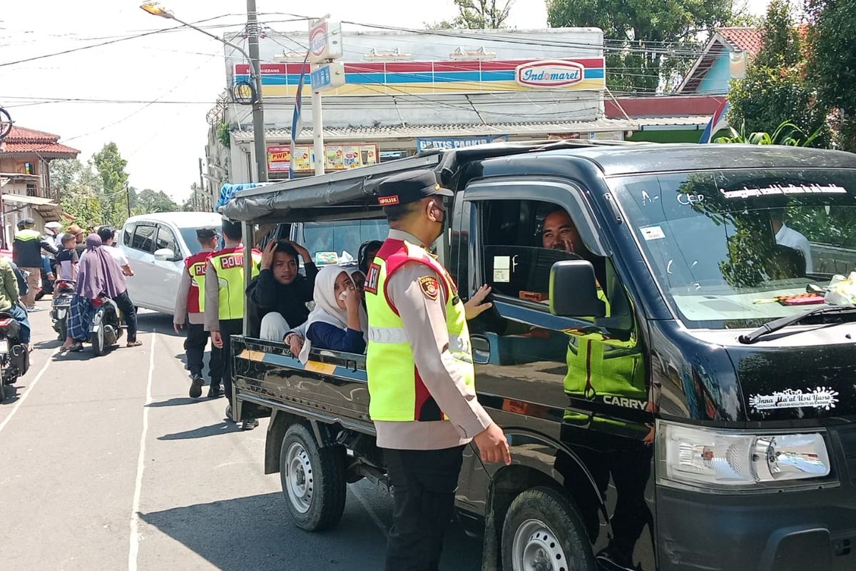 Polisi Paksa Putar Balik Mobil Bak Terbuka yang Angkut Wisatawan