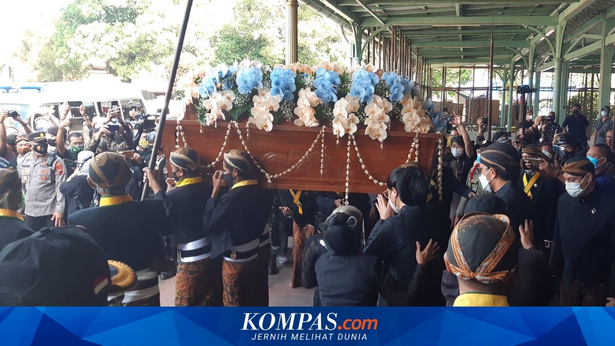 Keluarga Gelar Tradisi Brobosan Saat Pelepasan Jenazah KGPAA ...