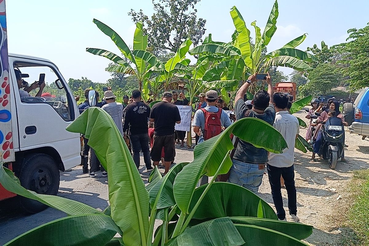 Warga Blora Blokade Jalan Randublatung-Cepu, Protes Gubernur Luthfi ...