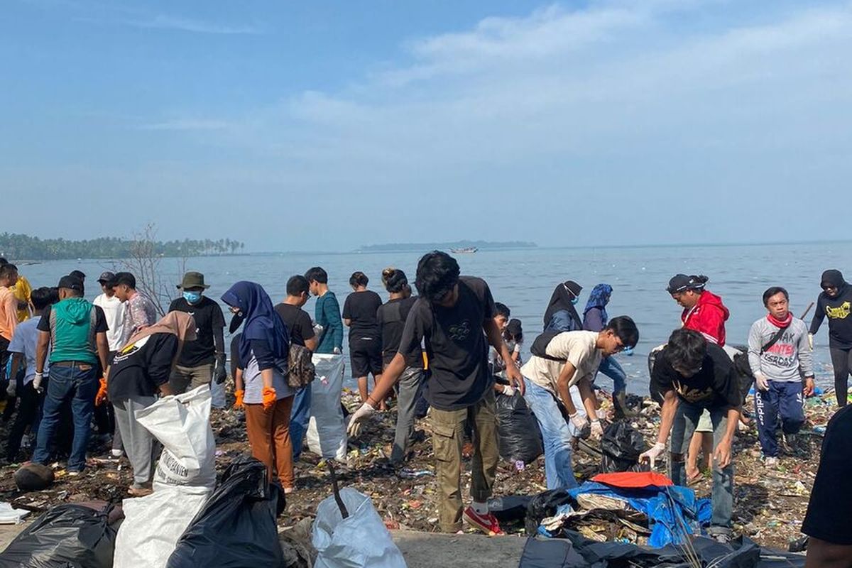 Pandawara Group dan Warga Bersihkan Pantai yang Disebut Terjorok di ...