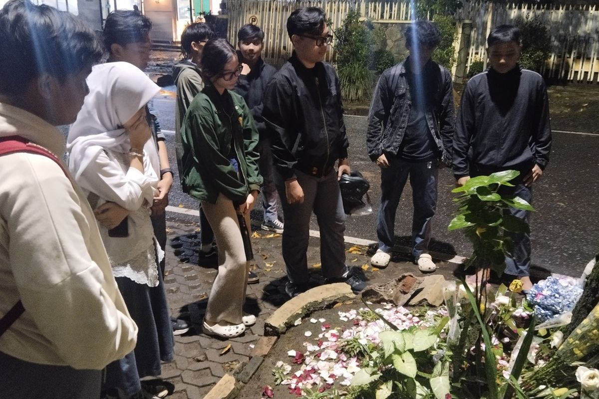 Tabur Bunga untuk Fathan Siswa SMAN 5 Bandung Korban Kecelakaan, Kehilangan Mendalam Sahabat