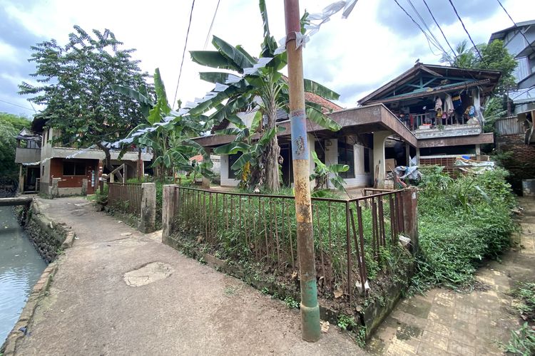 Foto : Menelusuri Rumah-rumah Kosong di Kampung Zombie Jaktim, Ada ...