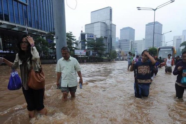 Kilas Balik Banjir 2013: Tragedi Plaza UOB dan Buruknya Tata Kelola ...