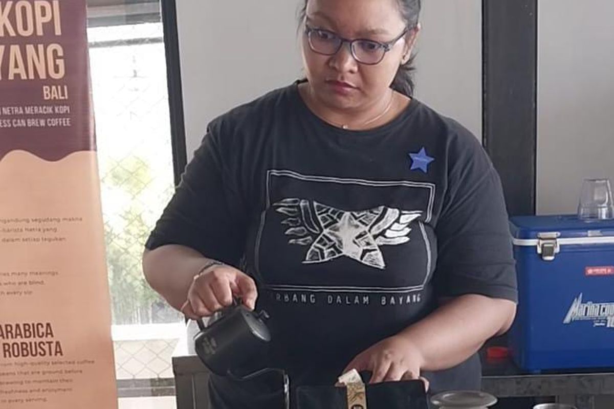 Seni Meracik Kopi ala Ayu, Barista Disabilitas Netra di Bali