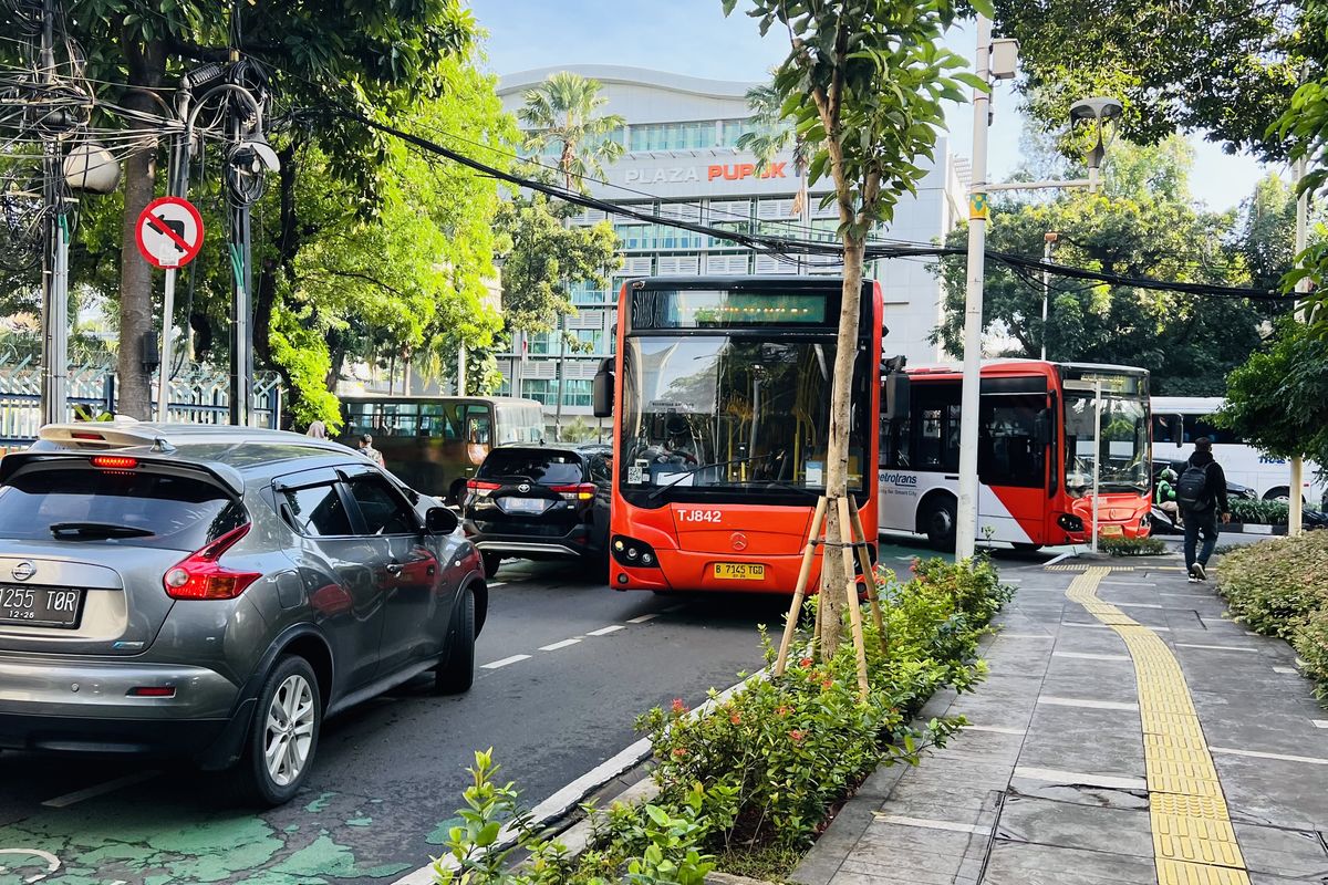 HUT Bhayangkara di Monas, Kebon Sirih Macet hingga Transjakarta "Stuck"