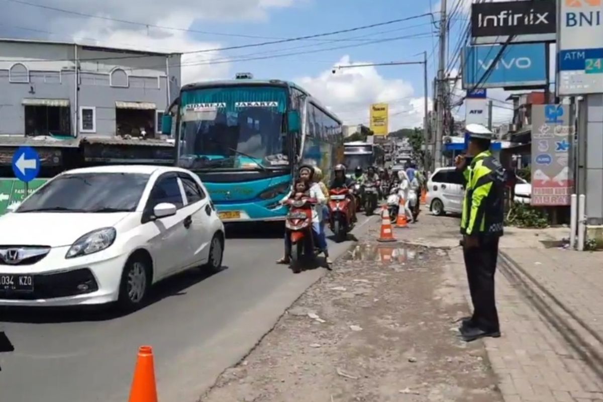 Antrean Kendaraan Arus Balik Terjadi di Gentong Tasikmalaya, Jalur ... Antrean Kendaraan Arus Balik Terjadi di Gentong Tasikmalaya, Jalur ...