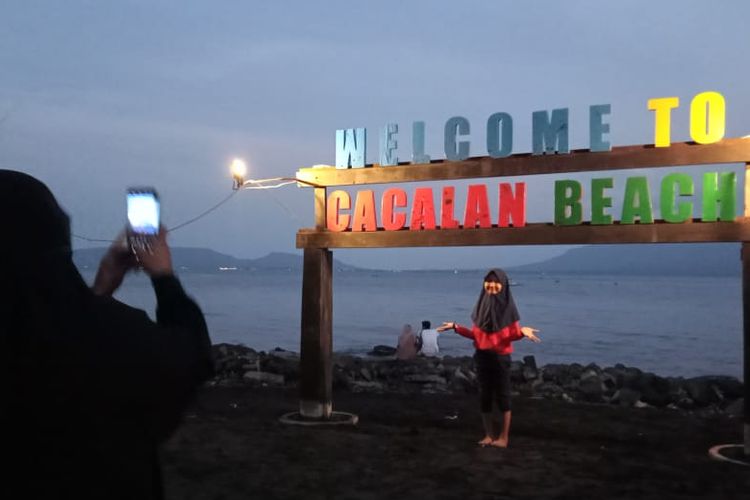 Malam Terang di Pantai Cacalan Banyuwangi