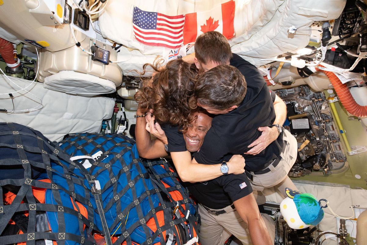 "Bumi Seperti Sekoci," Kesaksian Astronot Artemis II Usai Lintasi Sisi ...