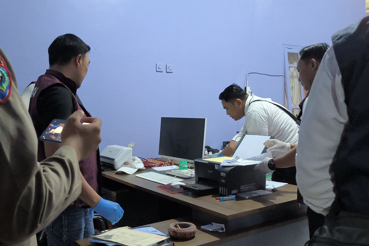 Bareskrim Geledah Rumah Sekdes Kohod Terkait Dugaan Keterlibatan Pemalsuan Sertifikat Lahan ...