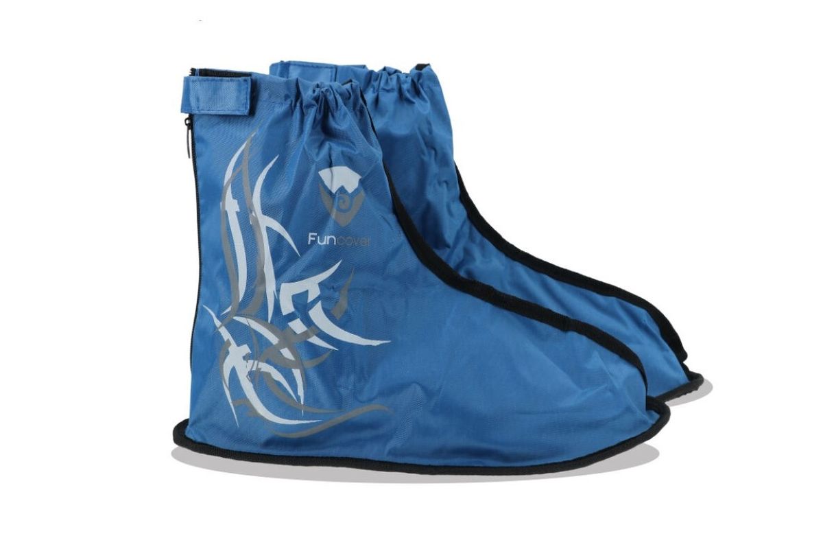 Sarung Sepatu Malah Bikin Licin Saat Hujan, Pakai Cara Ini