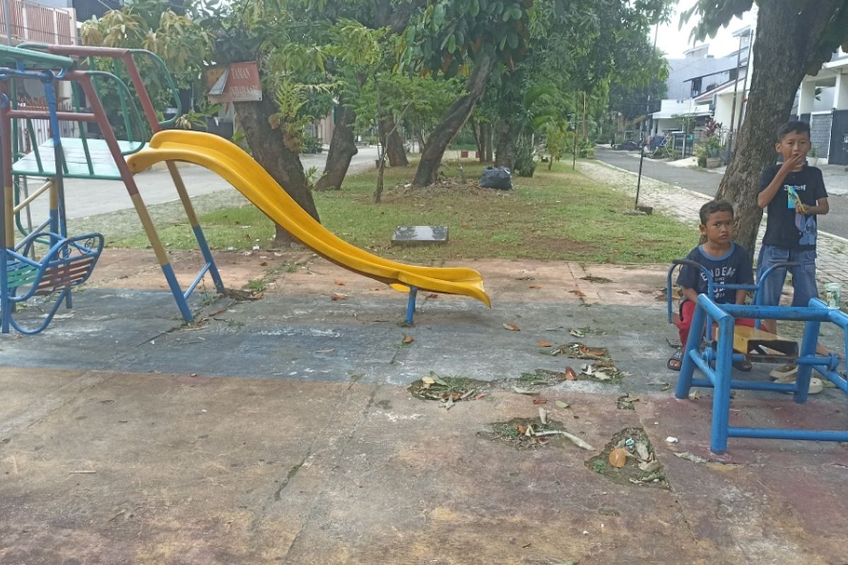 Sarana Bermain di Taman Indah Sari Rawalumbu Rusak, Warga: Takut ...