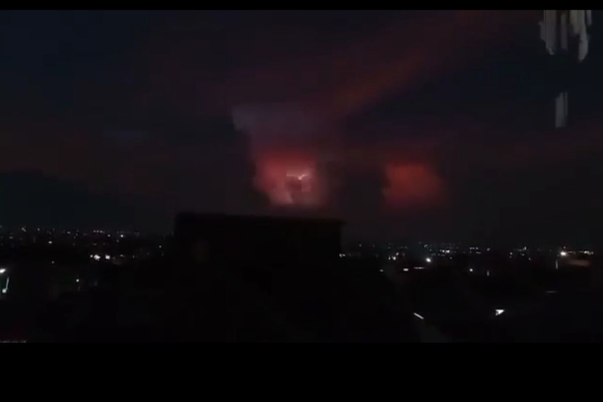 Awan Merah Disertai Petir di Gunung Arjuno Welirang, Apakah Pertanda ...