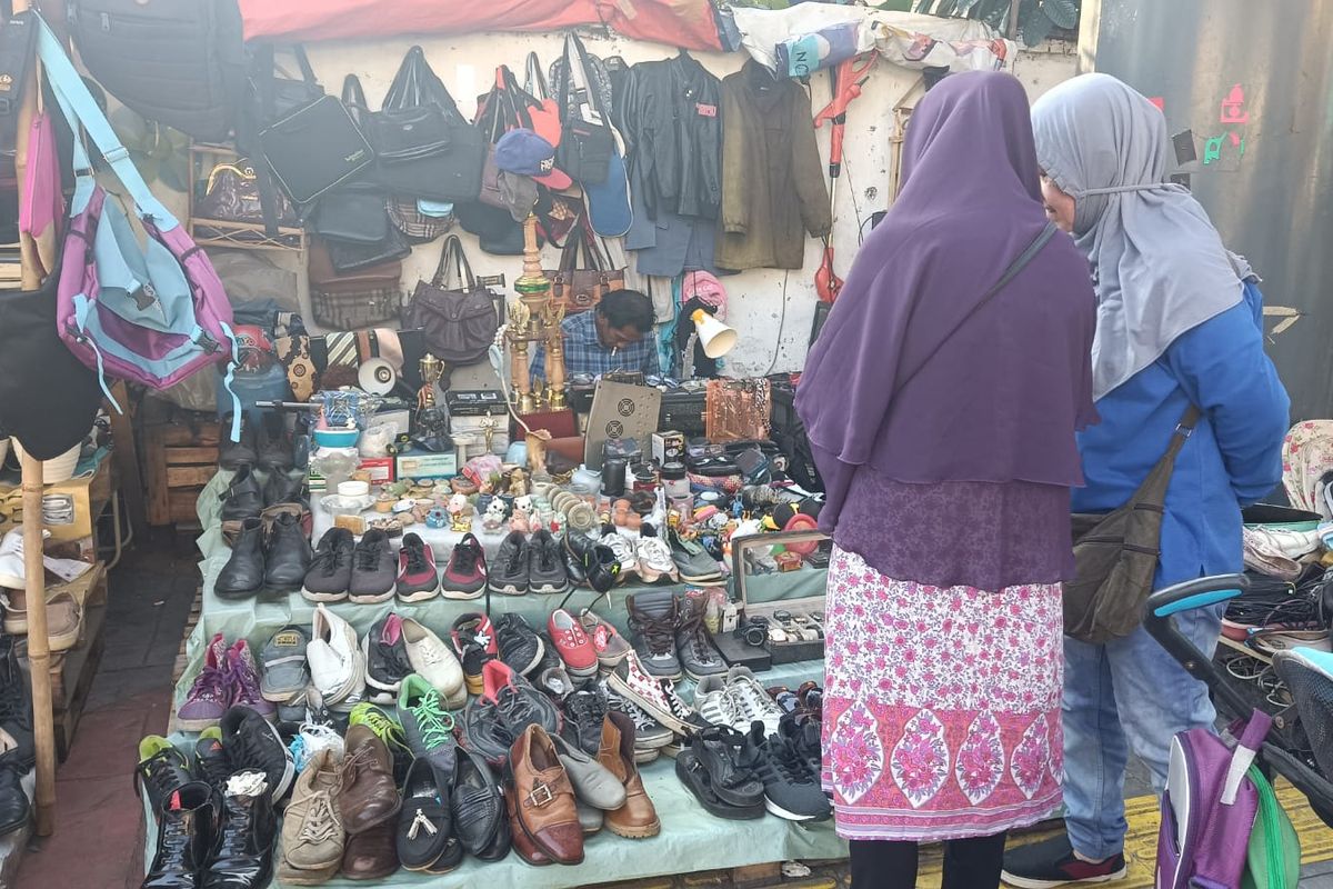 Aneka Barang di Pasar Loak Kebayoran Lama, Ada Kamera