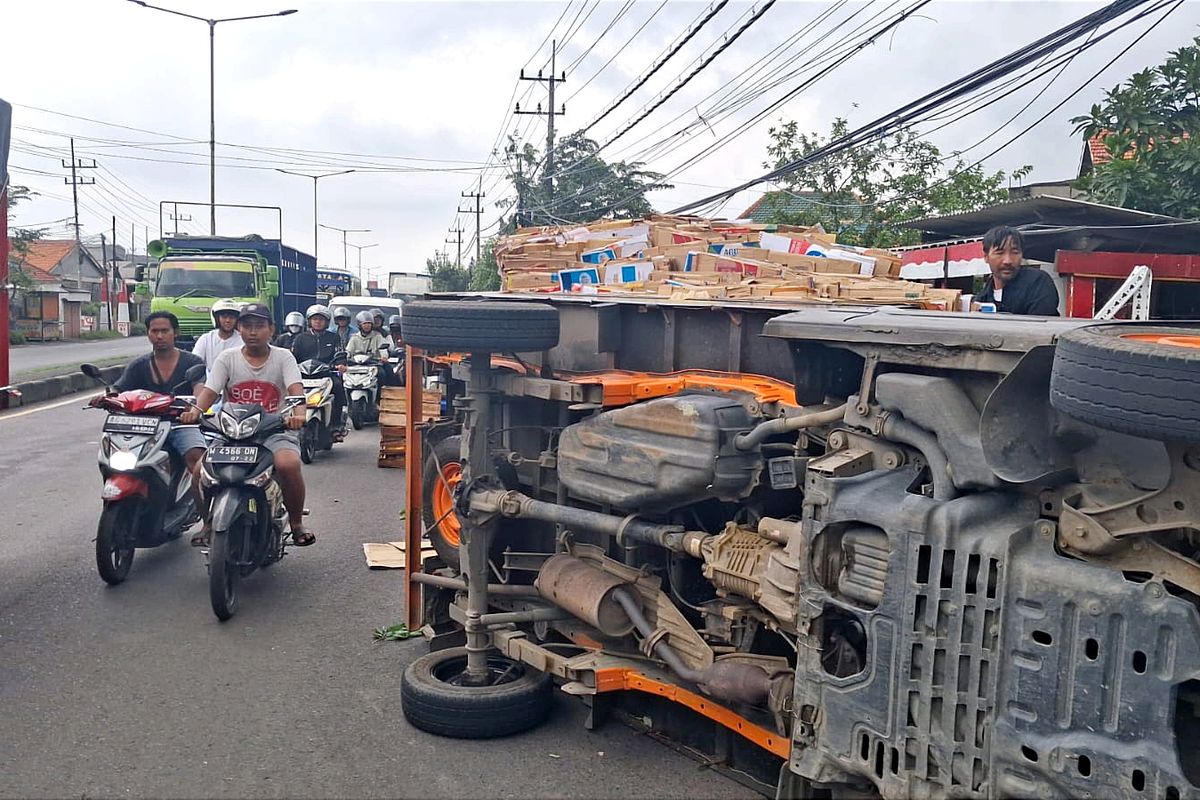 Diduga Kelebihan Muatan Kardus Bekas, Pikap Terguling di Jalan Raya ...