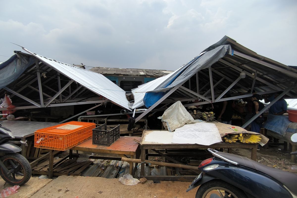Hujan Badai Robohkan 9 Lapak Dagangan di Pasar Ciputat, Pedagang ...