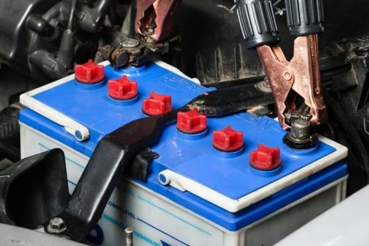 Kenali Perbedaan Aki Mobil Konvensional dan Mobil Listrik