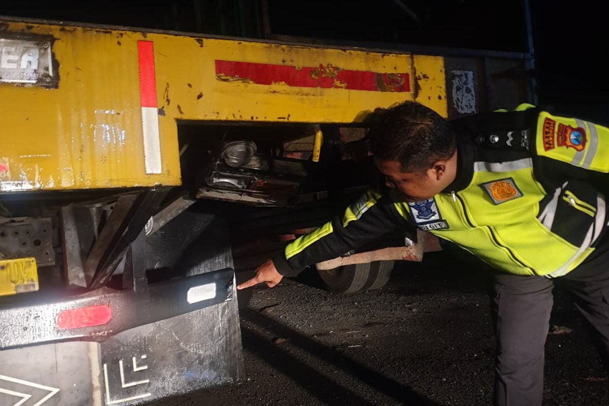 Pengendara Motor Tewas Setelah Tabrak Truk Parkir hingga Tubuhnya Masuk Kolong