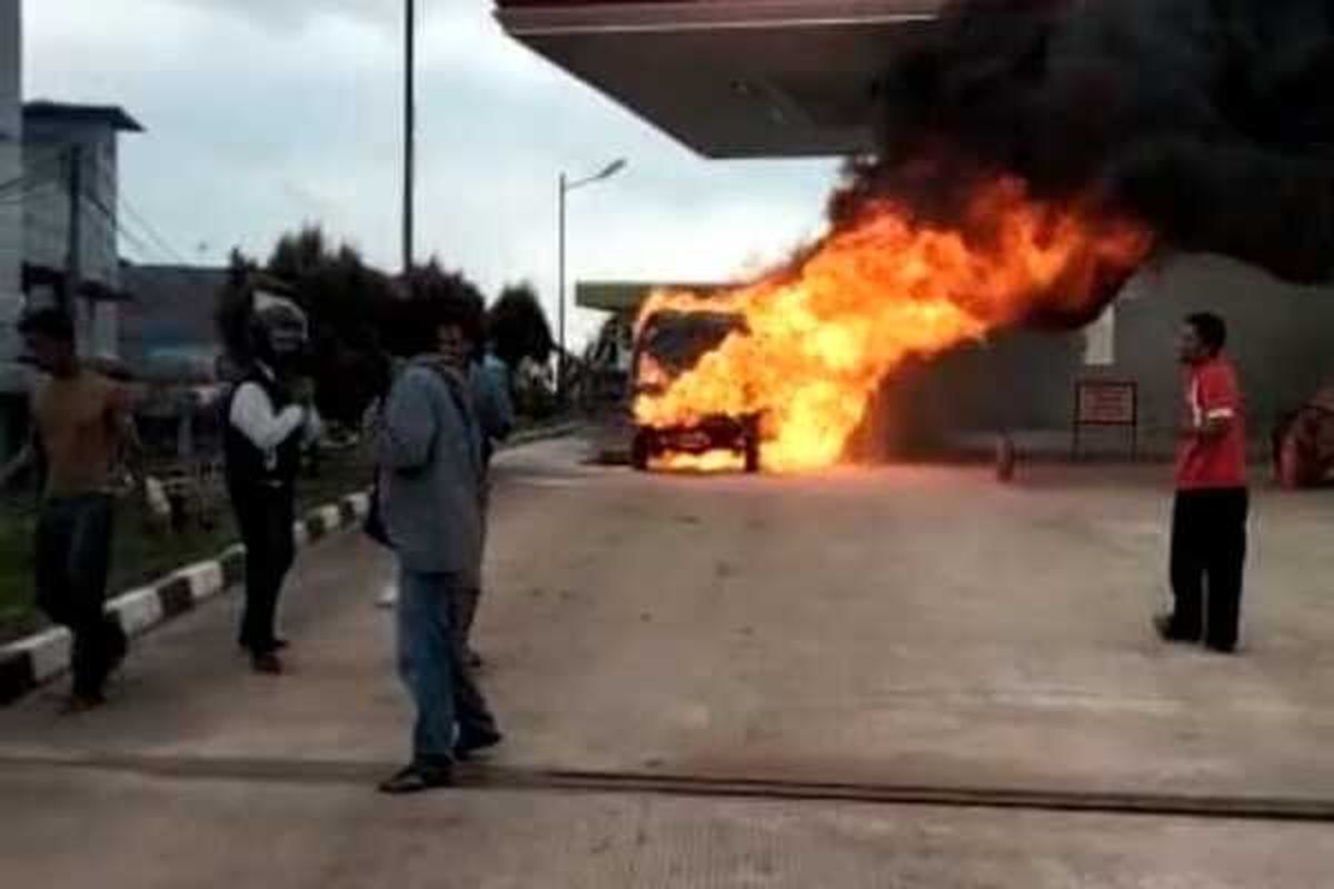Mobilnya Terbakar, Sopir Angkot di Batam Histeris Selamatkan Anaknya ...