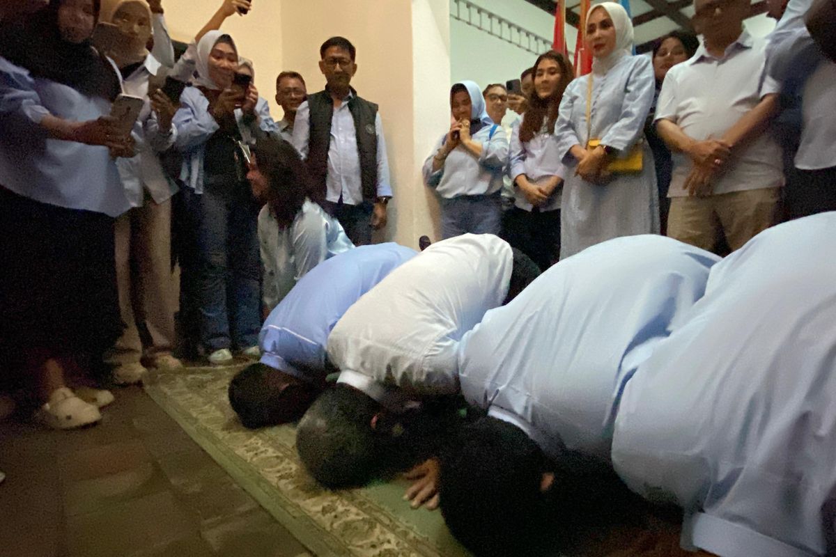 Sujud Syukur Dedie-Jenal di Posko Pemenangan Usai Unggul di Quick Count ...