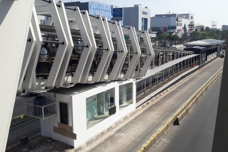 Wajah Skybridge Penghubung Stasiun LRT Velodrome dengan Halte Pemuda ...