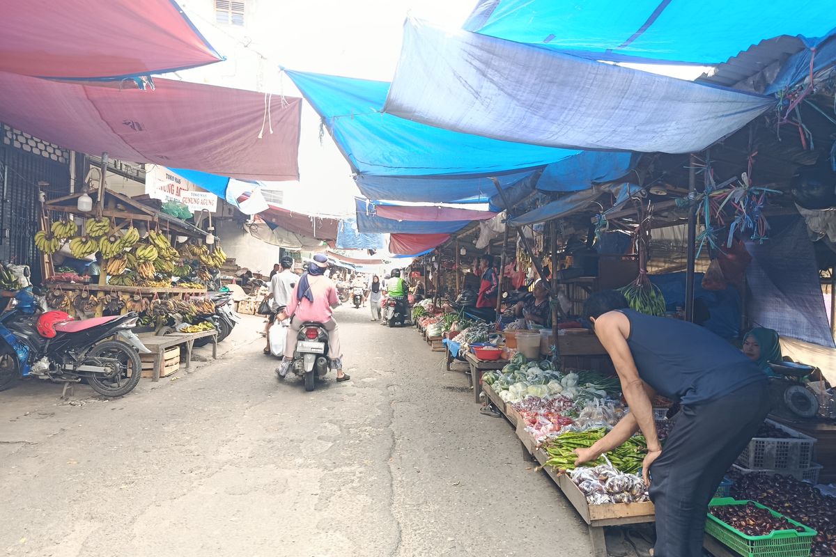 Harga Cabai hingga Ayam di Pasar Baru Bekasi Naik, Warga Mulai Kurangi ...