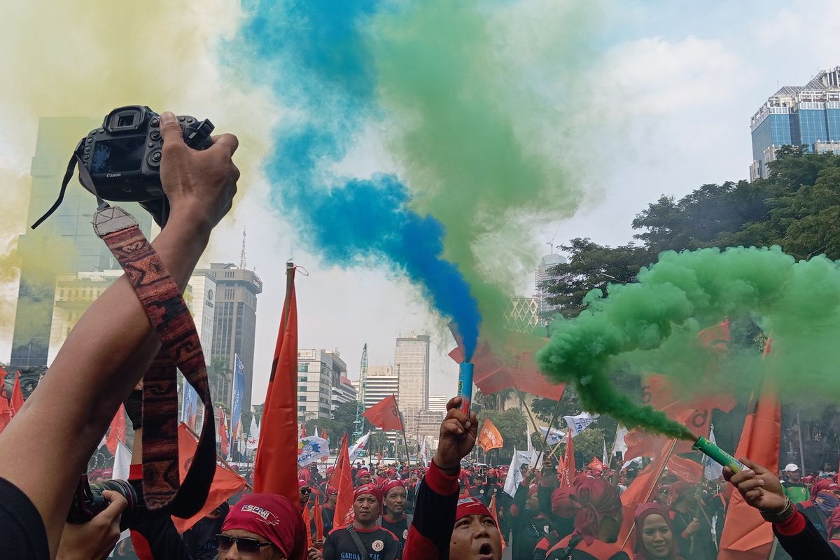 Demo Tolak Tapera, Buruh Nyalakan "Flare" Warna-warni Sambil Nyanyi ...