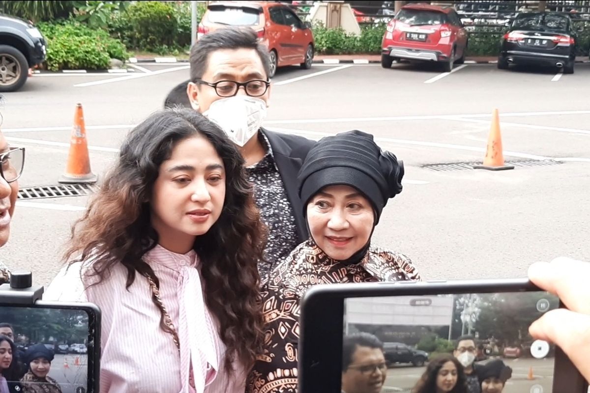 Dewi Perssik dan Ibunya Hadiri Mediasi dengan Tersangka Pencemaran Nama ...