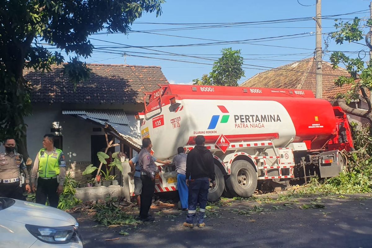 Truk Pertamina Tabrak 2 Rumah di Banyuwangi, Sopir Diduga Mengantuk