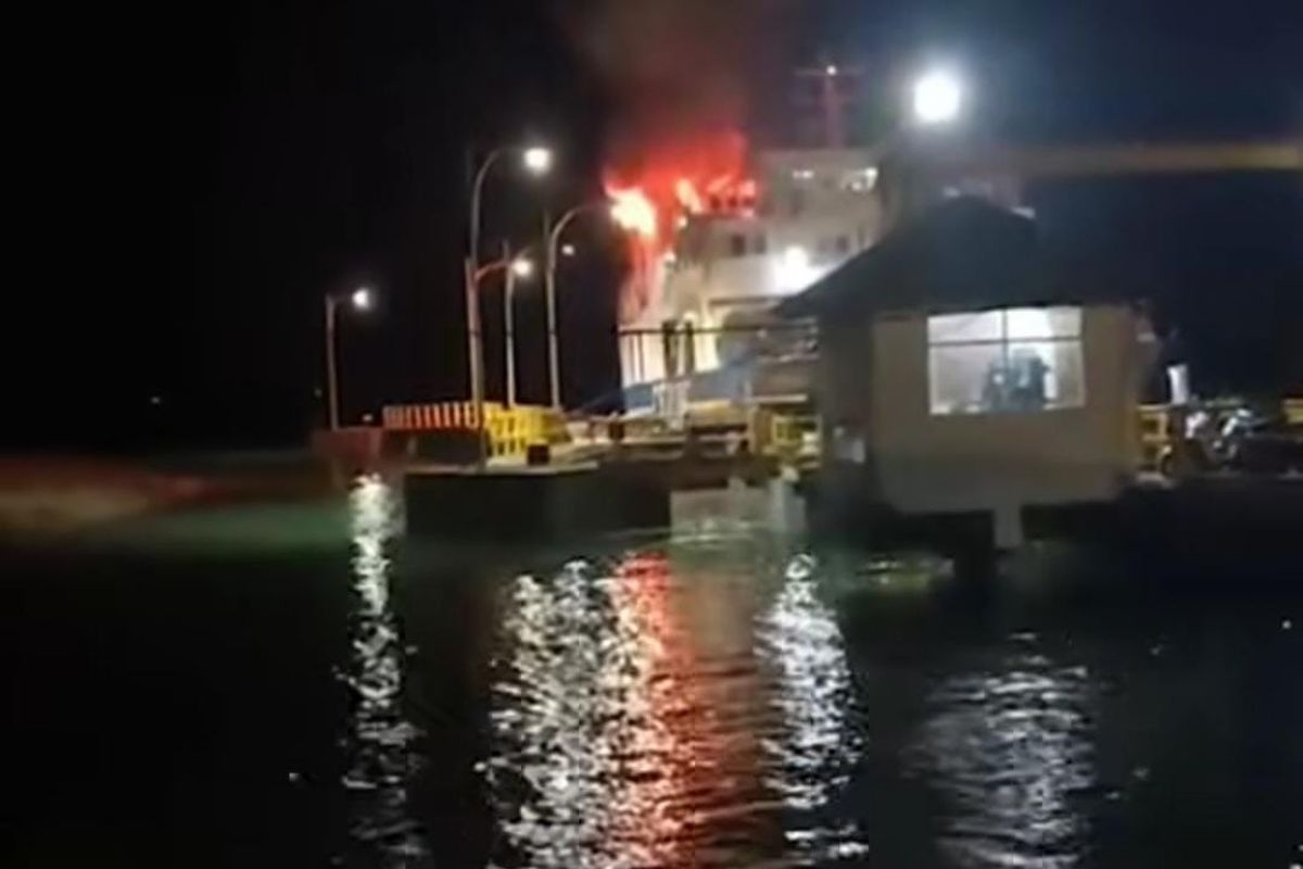 Video Viral Kebakaran Kapal di Pelabuhan Poto Tano Sumbawa Barat, BPTD ...