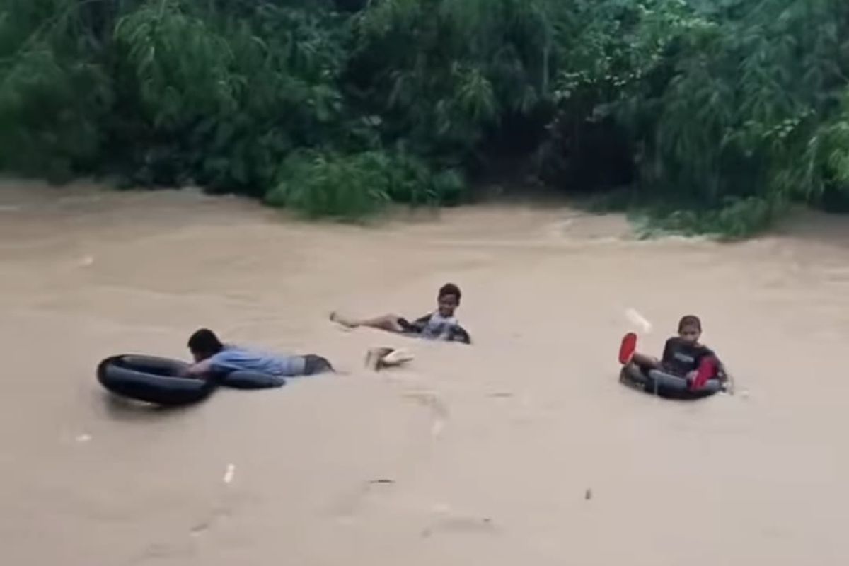 Video Viral Bocah Bermain Arum Jeram di Sungai Banjir di Ambon