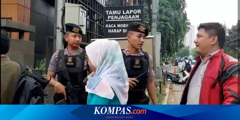 Ramai Pemohon SKCK, Polres Jakarta Barat Dijaga Ketat Pasca Bom di ...