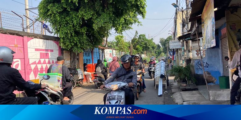 Pengendara Motor Lawan Arus di Kayu Manis Matraman untuk Seberangi Rel ...