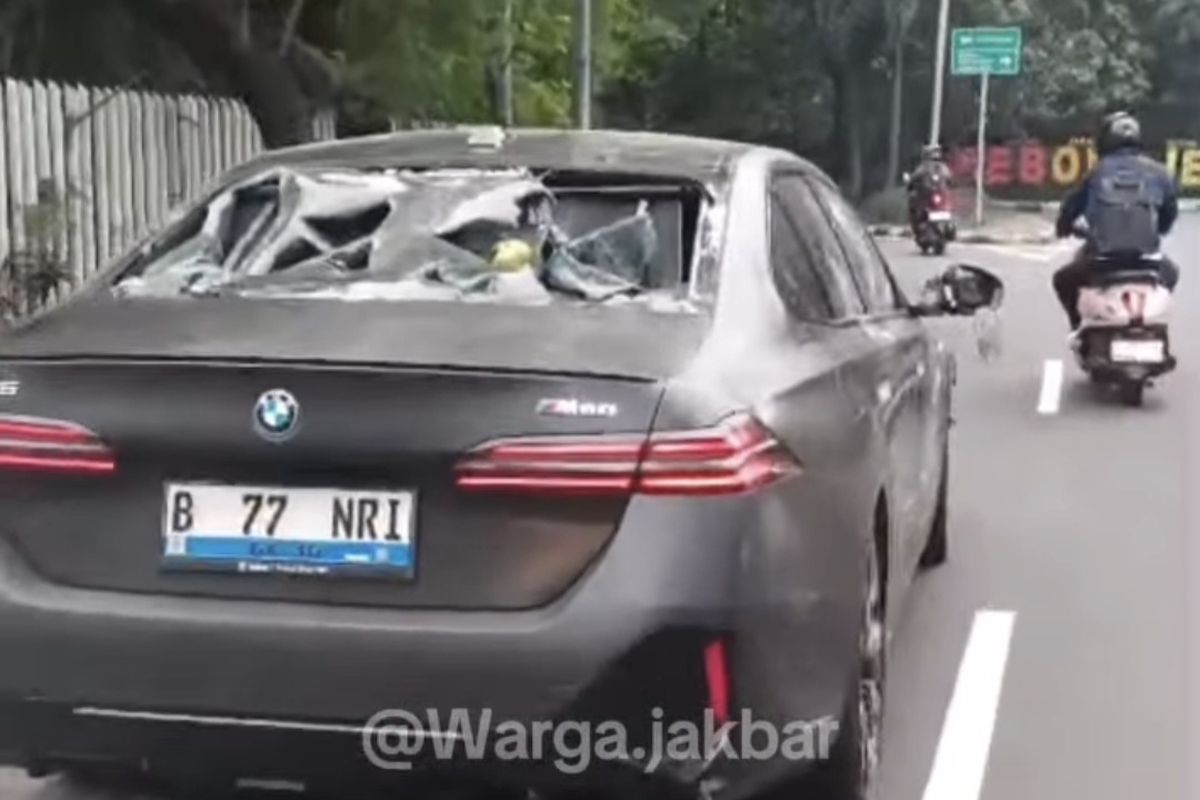 Mobil BMW Hancur Diamuk Massa di Kebon Jeruk Jakbar, Diduga Tabrak Lari ...