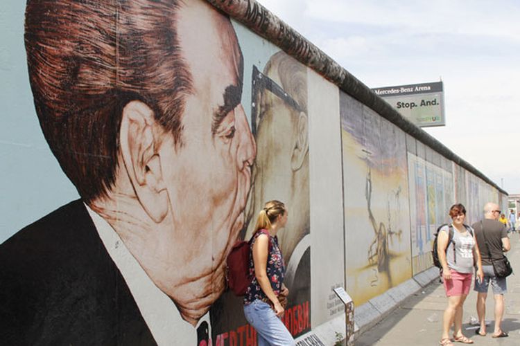 Akhirnya... Bertemu Brezhnev dan Honecker di Tembok Berlin