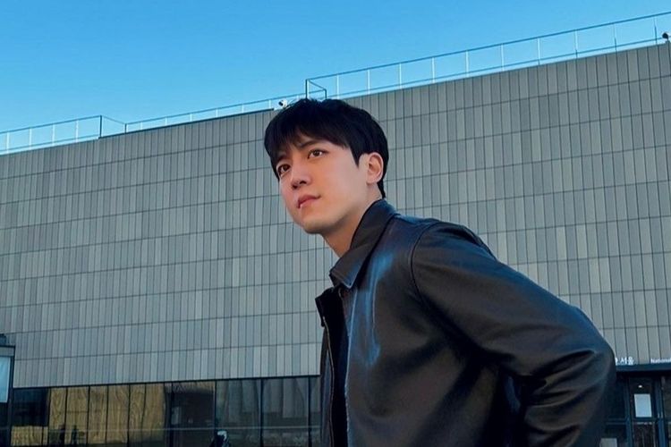 Foto : Aktor Yoon Hong Bin Menangis Saat Bantu CPR Korban Tragedi Itaewon