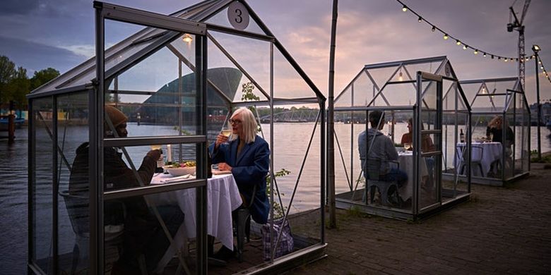 National Dutch Government Says No, Amsterdam Says Yes to Face Masks