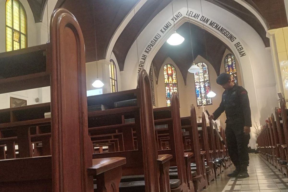 Polisi Sterilisasi Gereja Katedral Kota Bandung Jelang Misa Natal 2024