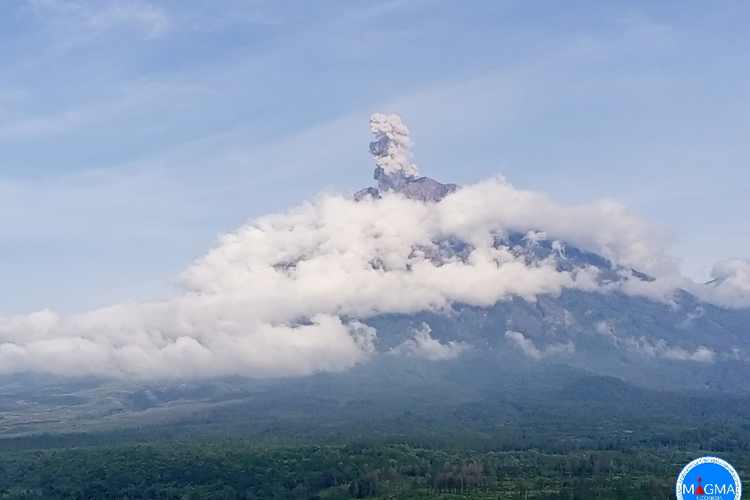 Foto : Gunung Semeru Erupsi 6 Kali, Semburkan Kolom Abu Setinggi 1.000 Meter